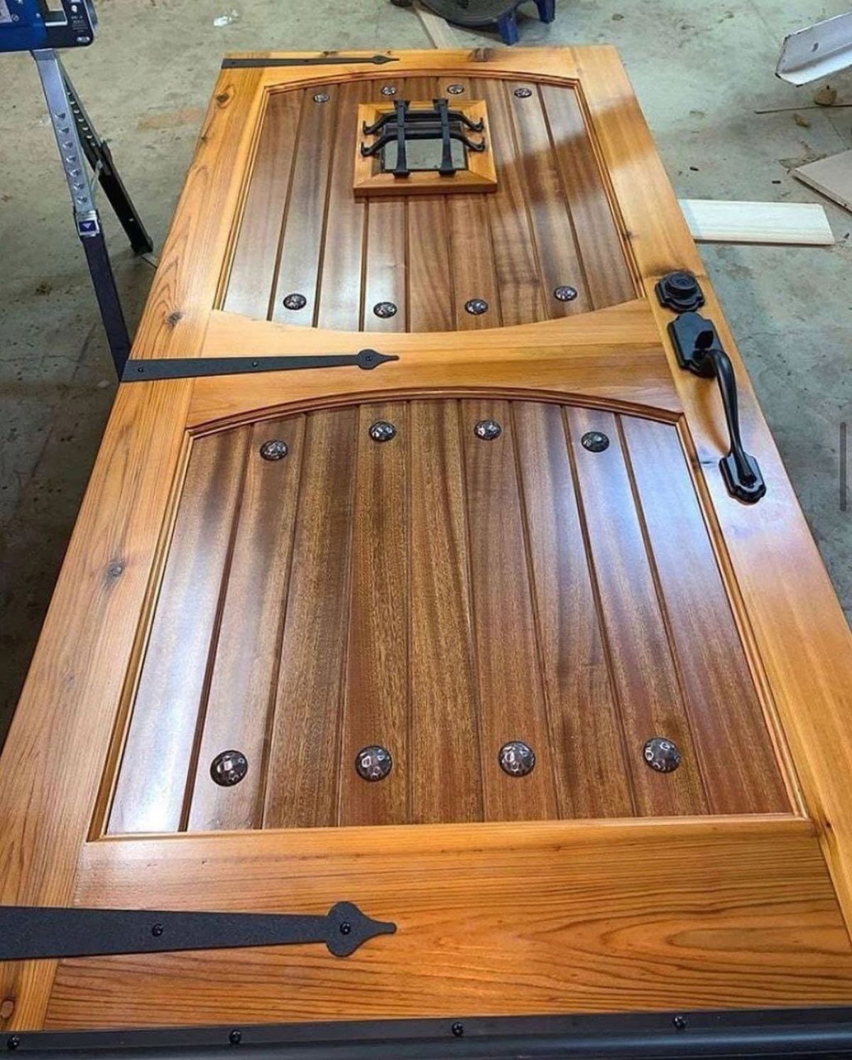 Puertas exteriores de madera de aliso nudoso y puerta interior de aliso ...
